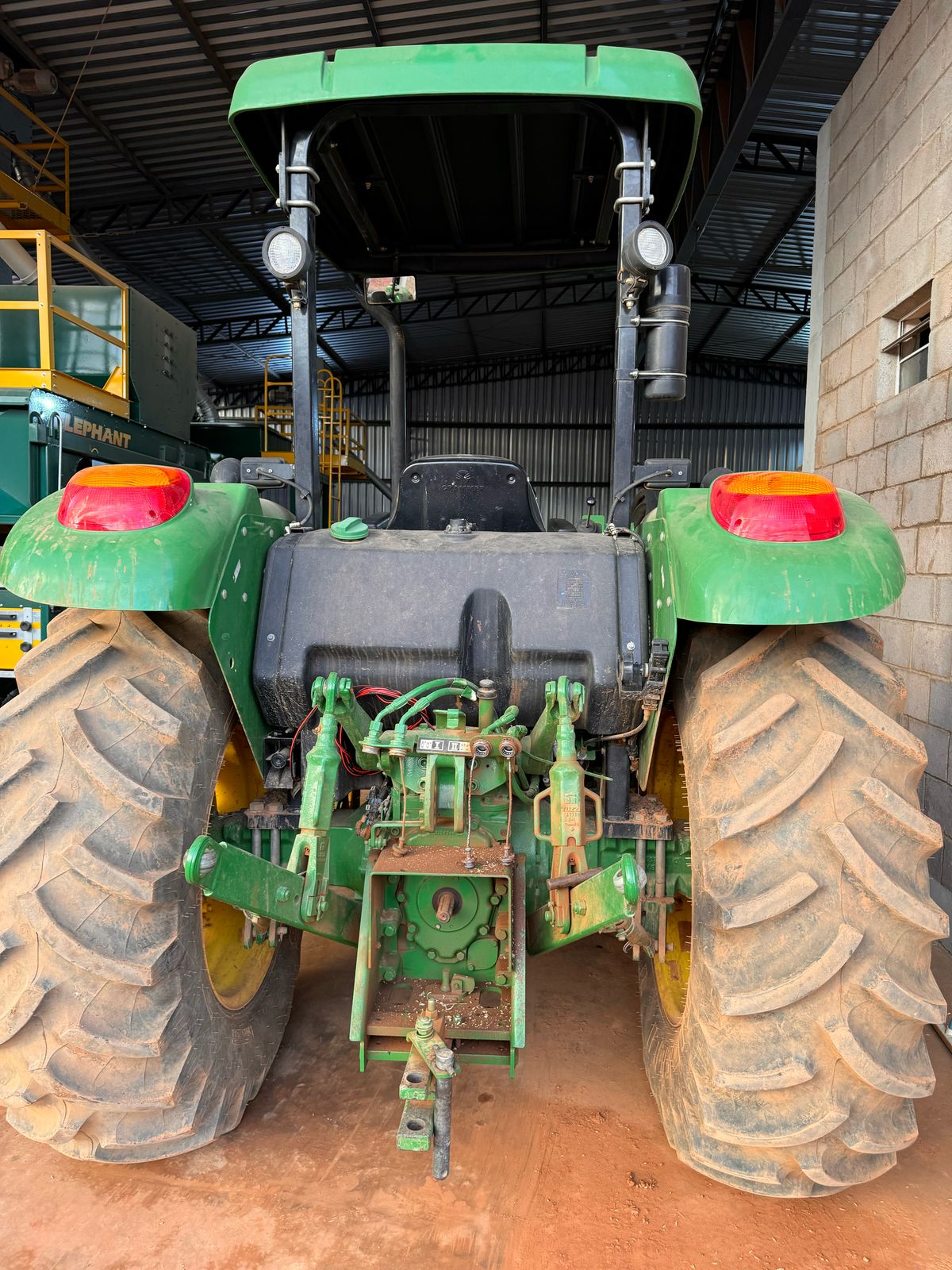 Trator John Deere 5080E • 2023 Usado Venda