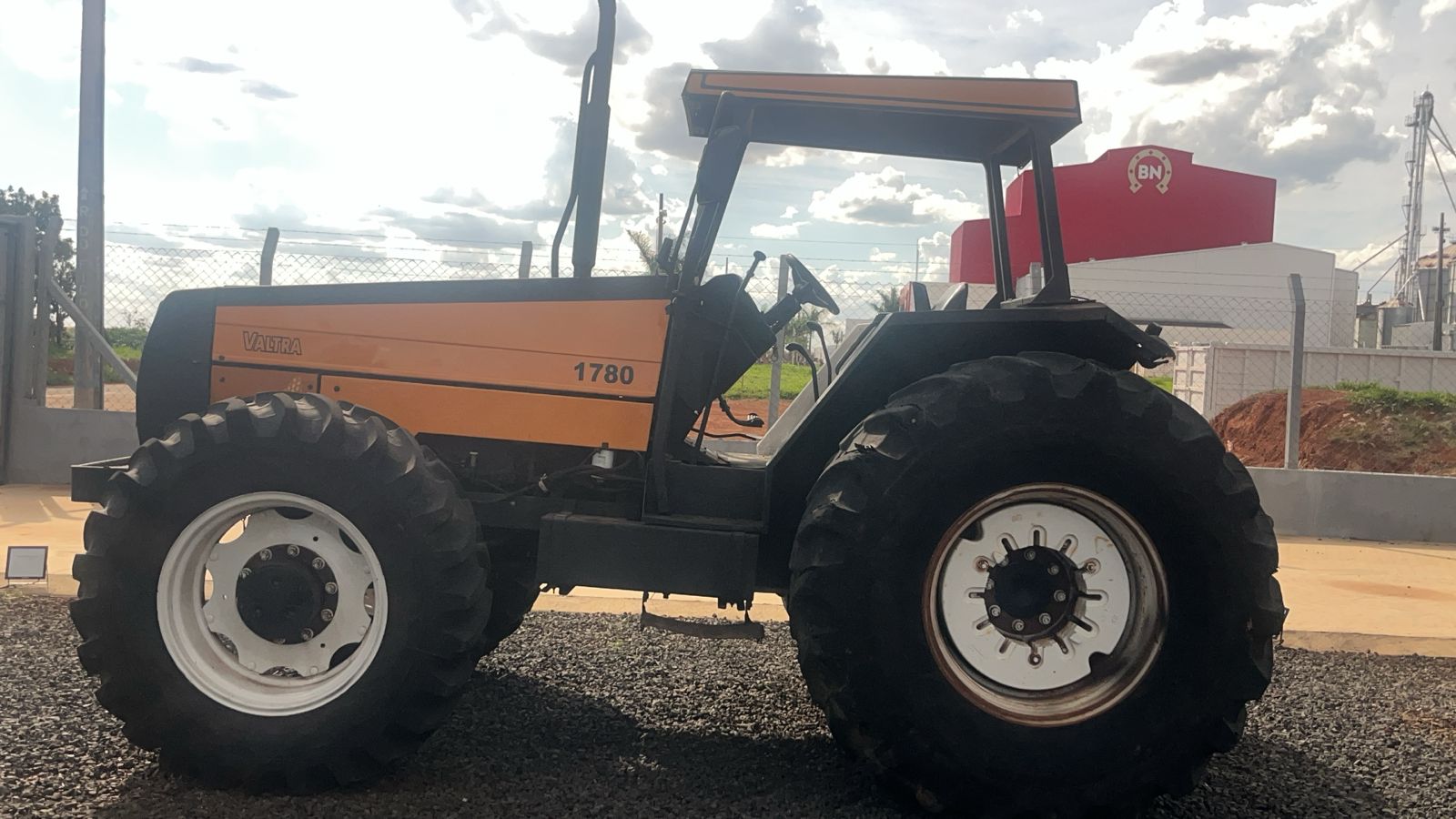 Trator Valtra 1780 • 2000 Usado Venda